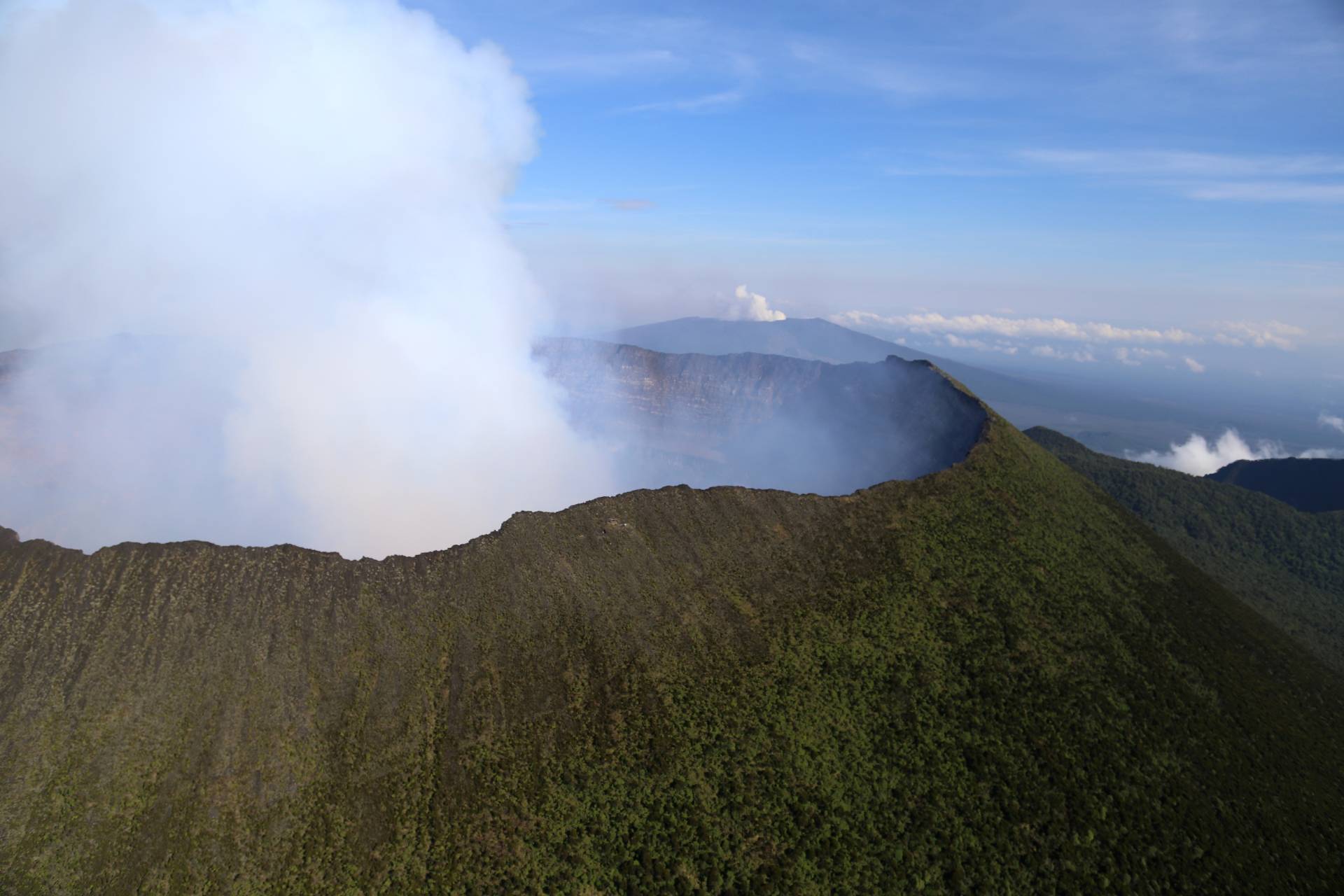 Geophysical exploration of volcanic systems - Master of Science in ...